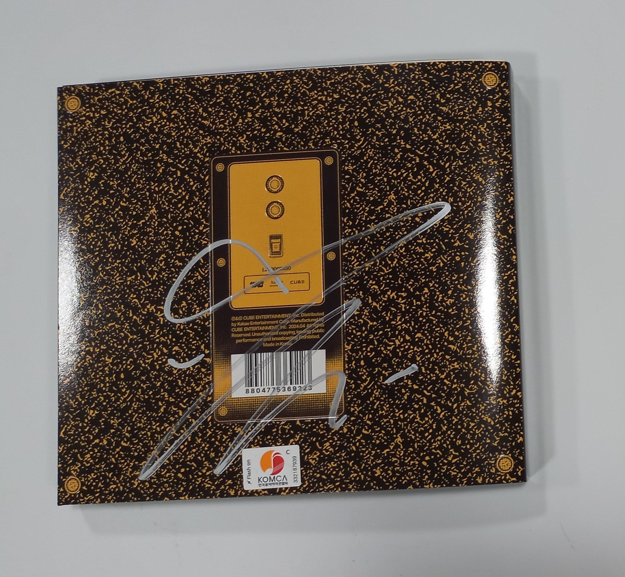 YUQI "YUQ1" - Hand Autographed(Signed) Album [24.5.9] - – HALLYUSUPERSTORE