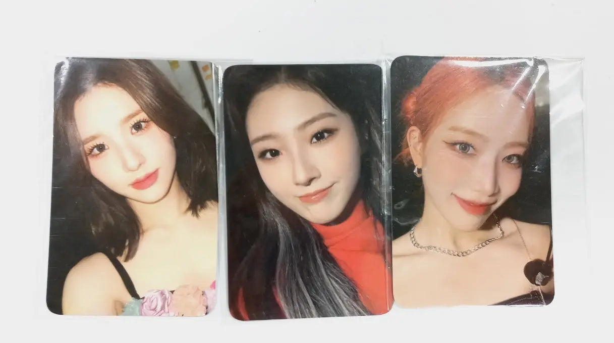 LOONA "LOONATHEWORLD" IN SEOUL Photobook - Official Photocard [Random – HALLYUSUPERSTORE